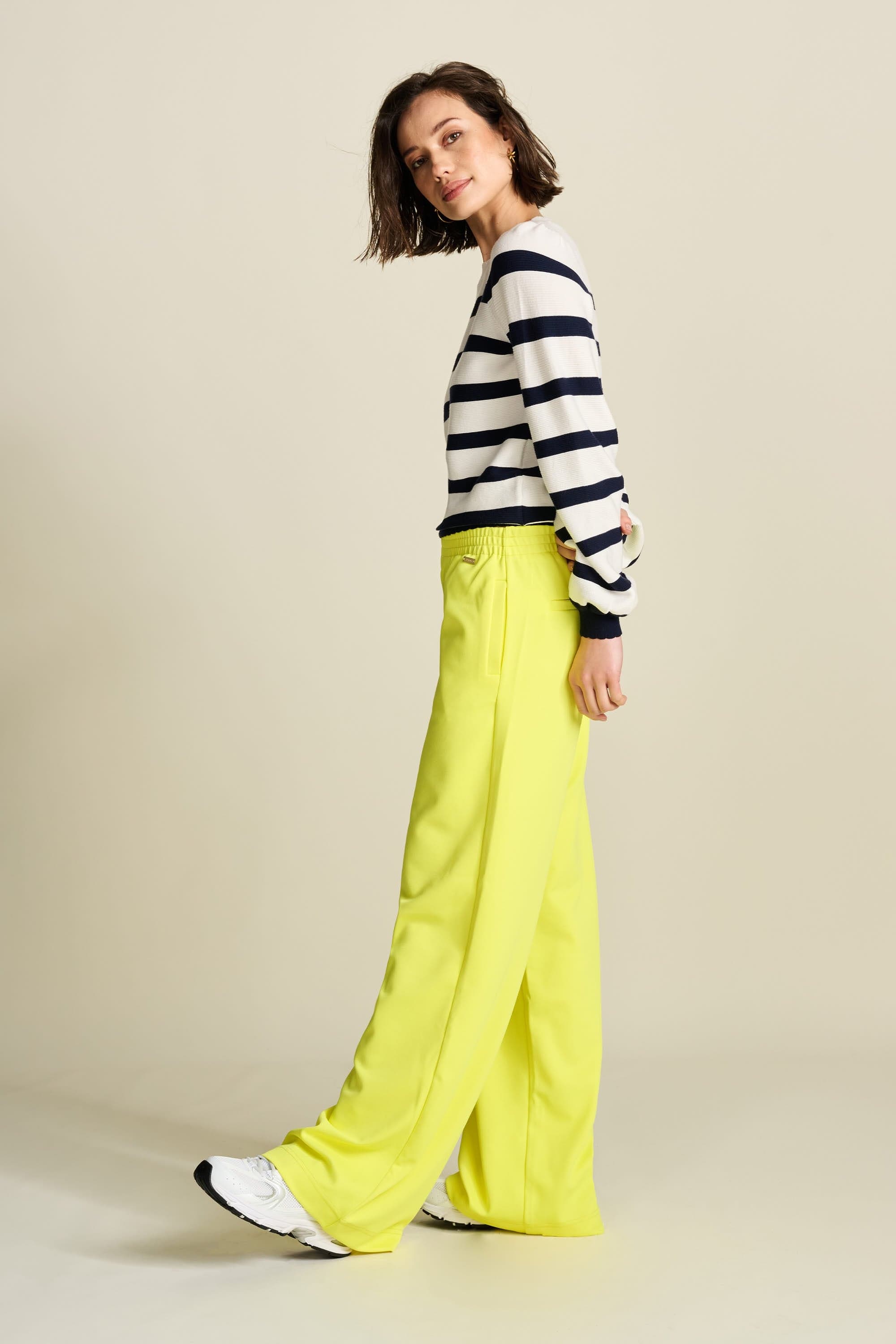 Neon colour trend of spring summer 2024: from bright yellow to powerful ...